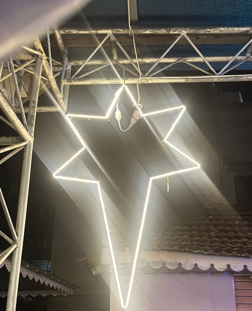 LED Star Hanging Light – 2.1 ft × 1.4 ft - Golden Sculptor